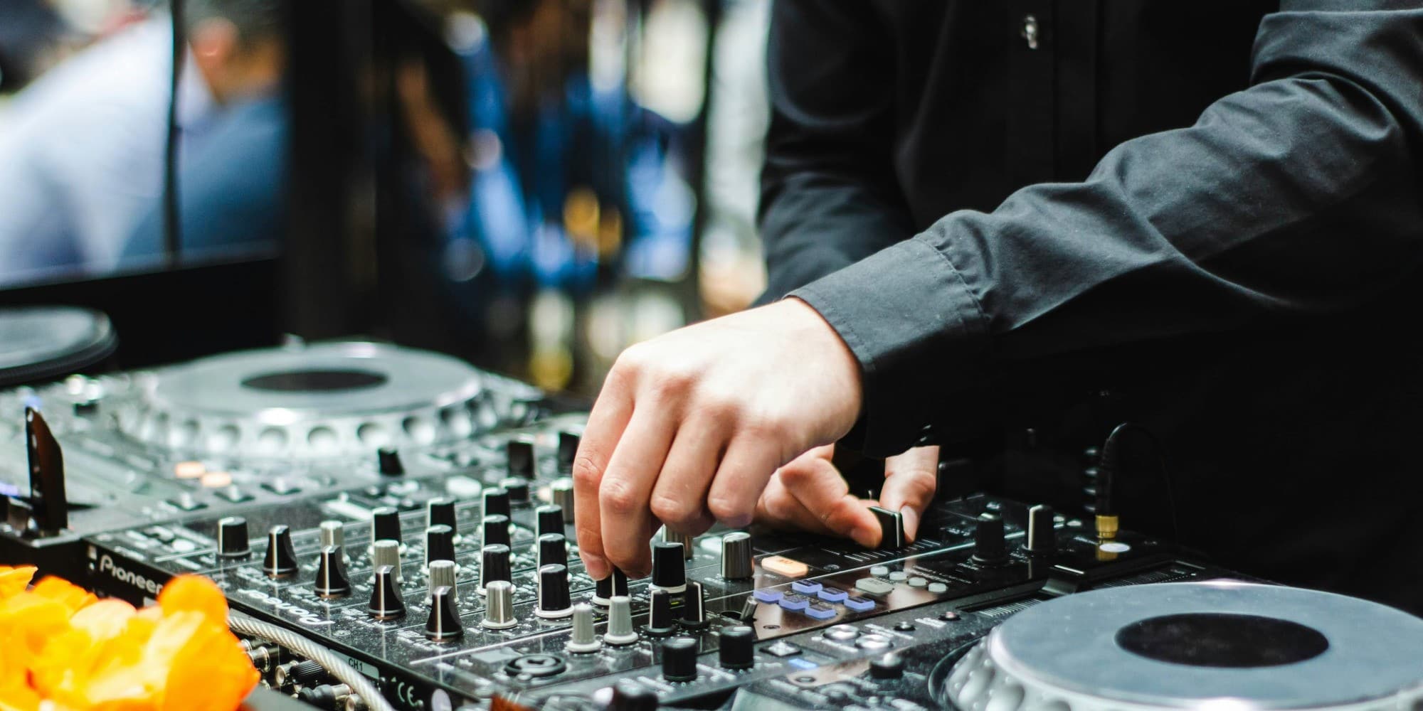 JP-Gastro: Musik für Ihr Event: Playlist, DJ oder Live-Band?